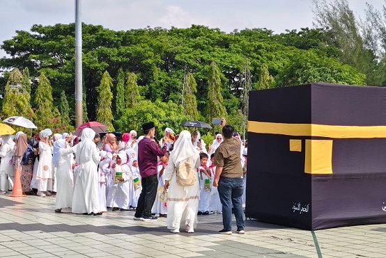 Ratusan Anak TK Ikuti Peragaan Manasik Haji di Masjid Raya Annur