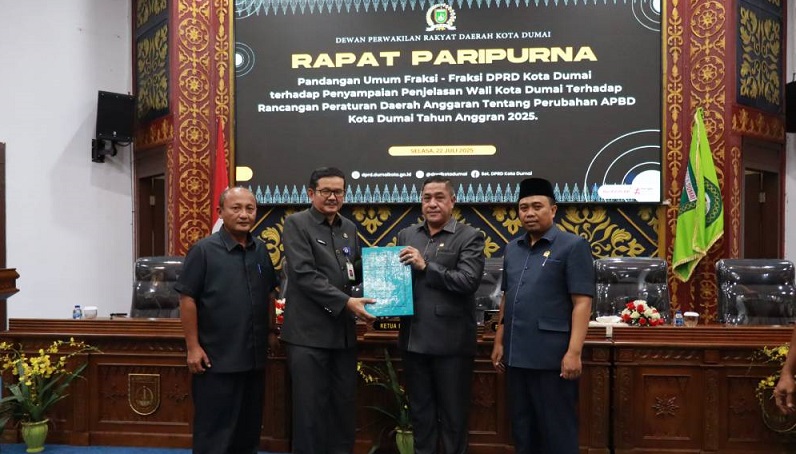 Sekdako Dumai Terima Pandangan Umum Fraksi DPRD Terhadap Ranperda Perubahan APBD 2025